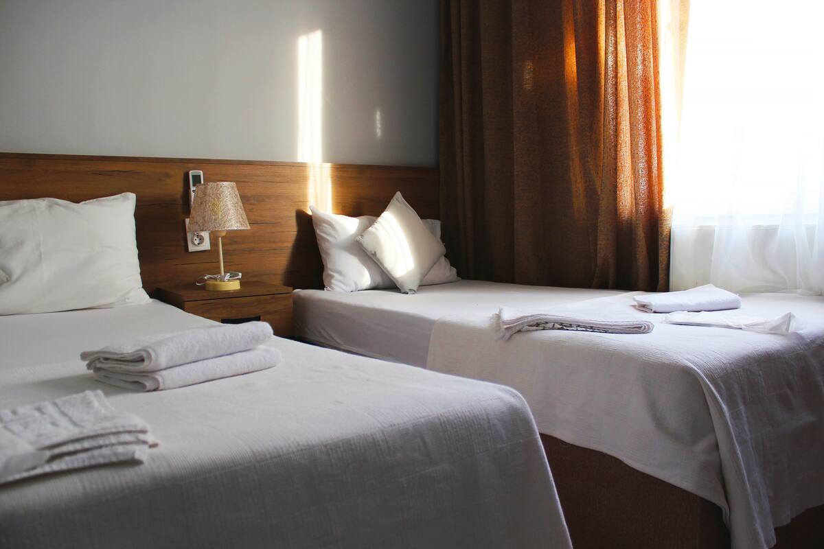 Quarto Twin Premium | Lençóis italianos Frette, roupa de alta qualidade, secretária 