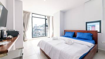 Quarto casal luxo | Edredons de pluma, camas com colchões pillow-top, cofres nos quartos