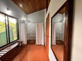 Quarto casal ou duplo luxo, acessível | Banheiro | Chuveiro, produtos de toalete grátis, toalhas de banho 