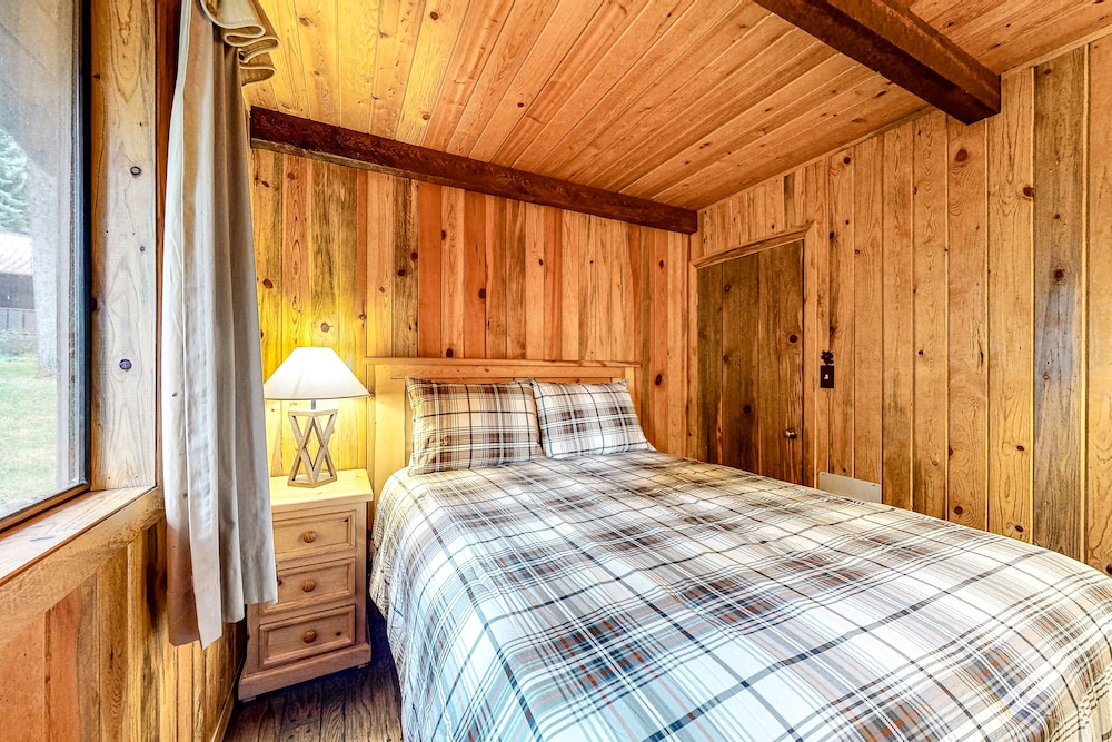 Sweet alpine cabin with mountain views & fireplace - walk to tram ...