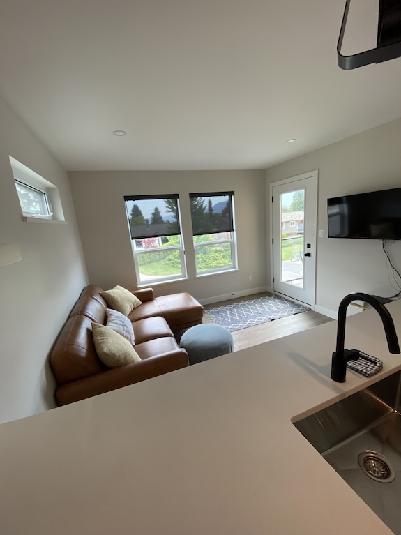 City Edge Retreat | Naramata Wine Gateway | Wine, Lake, Repeat - British Columbia