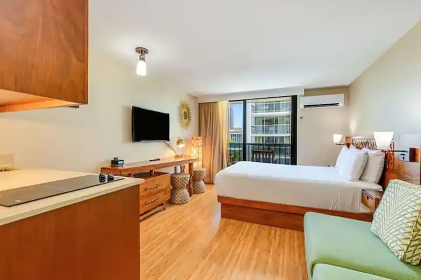 Waikiki Studio With Balcony & Incredible Pool Sleeps 3 - Kailua, HI