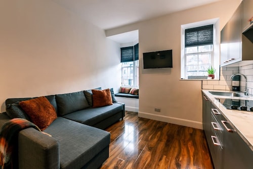Edin-lad599 · Writer's Apartment - Beautiful One Bed On The Famous Royal Mile! - Edinburgh