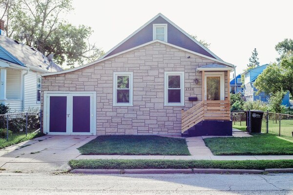 Cozy Little Italy Home Near Downtown Omaha & College World Series - Council Bluffs, IA