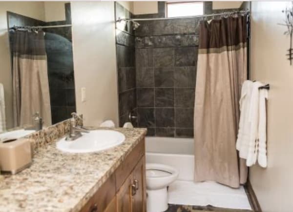 Hill Top Luxury Bunkhouse 4bd, 2 Full Bath And All Amenities - Lake Viking, MO