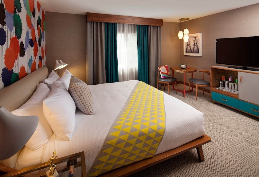 Boulevard City View King Accessible At The Kinney Venice Beach! - Venice Beach, CA