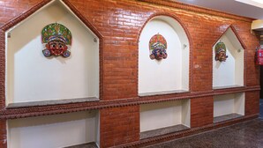 Um corredor com paredes de tijolo e arcos decorativos.