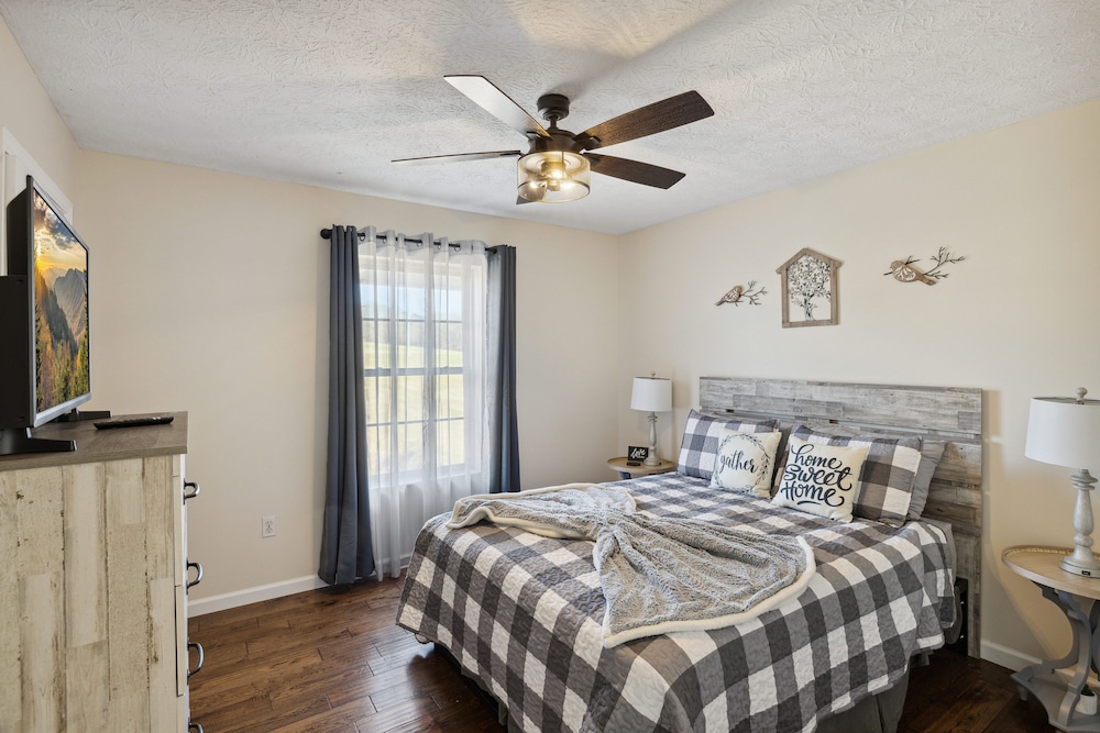 Spacious 4 Bd With Hot Tub, Theater &Game Zone - Sevierville, TN
