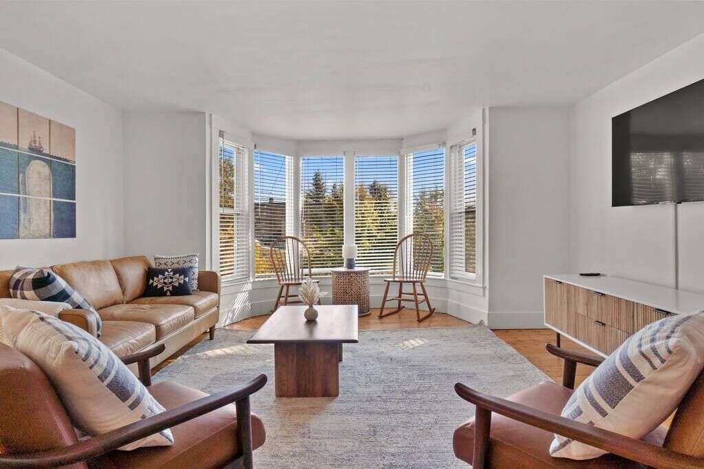 Charming 4-bed Downtown Townhome 3-min To Okemo - Vermont