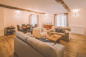 Casa Comfort | Sala de estar | Televisor LCD de 33 polegadas com canais por cabo 