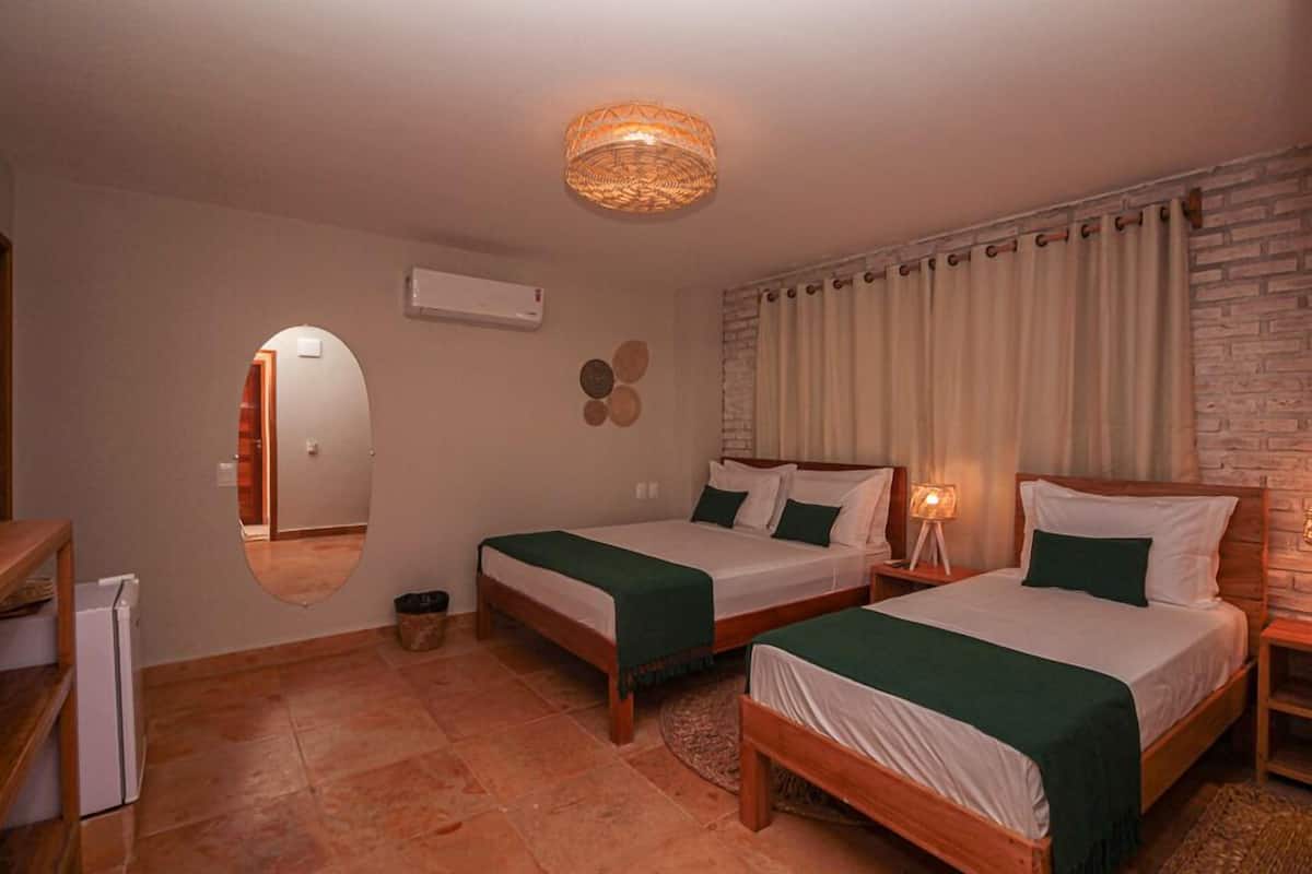 Frigobar, cofres nos quartos, ferros/tábuas de passar roupa