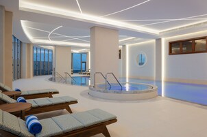 Piscina interna, funciona das 6h às 23h, espreguiçadeiras