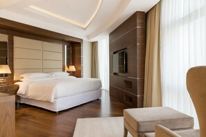 Quarto, 1 cama king-size, Vista para a cidade (Corner) | Cofre com capacidade para portátil, secretária
