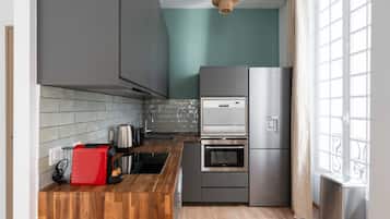 Um frigorífico/congelador grande, um micro-ondas, um forno