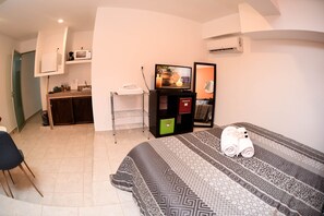 Studio Apartment | Edredões de penas, cofre no quarto, secretária 