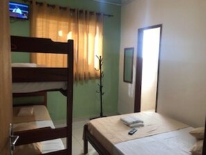 Quarto quádruplo básico | Escrivaninha, espaço de trabalho para notebook, roupa de cama