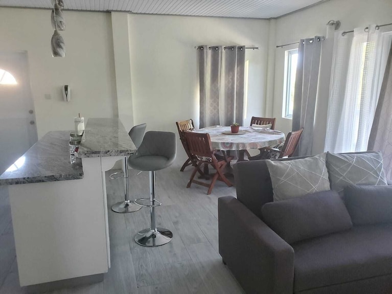 Beautiful And Spacious 1 Bedroom Apt Close To Supermarket And Local Attractions. - Sankt Lucia