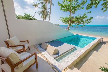 1 bedroom beachfront private pool | Cofre no quarto, secretária adequada para computadores portáteis . White Whale Beachfront Pool Villa
