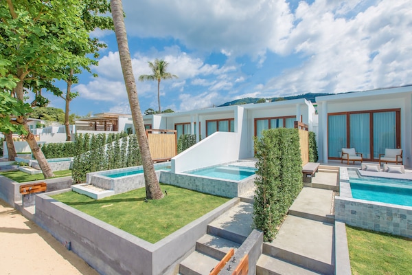 1 bedroom beachfront private pool | Cofre no quarto, secretária adequada para computadores portáteis