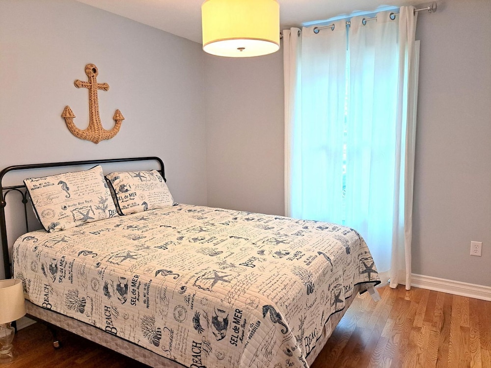 School Street Haven - 4 Bedroom 2 Bath Sleeps 10 And Is Centrally Located To Downtown South Haven - South Haven, MI