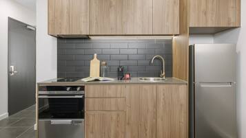 Geladeira grande, micro-ondas, fogão, cooktop