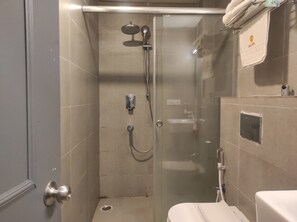 Suíte | Banheiro | Chuveiro, chuveiro com efeito de chuva, produtos de toalete grátis, bidê