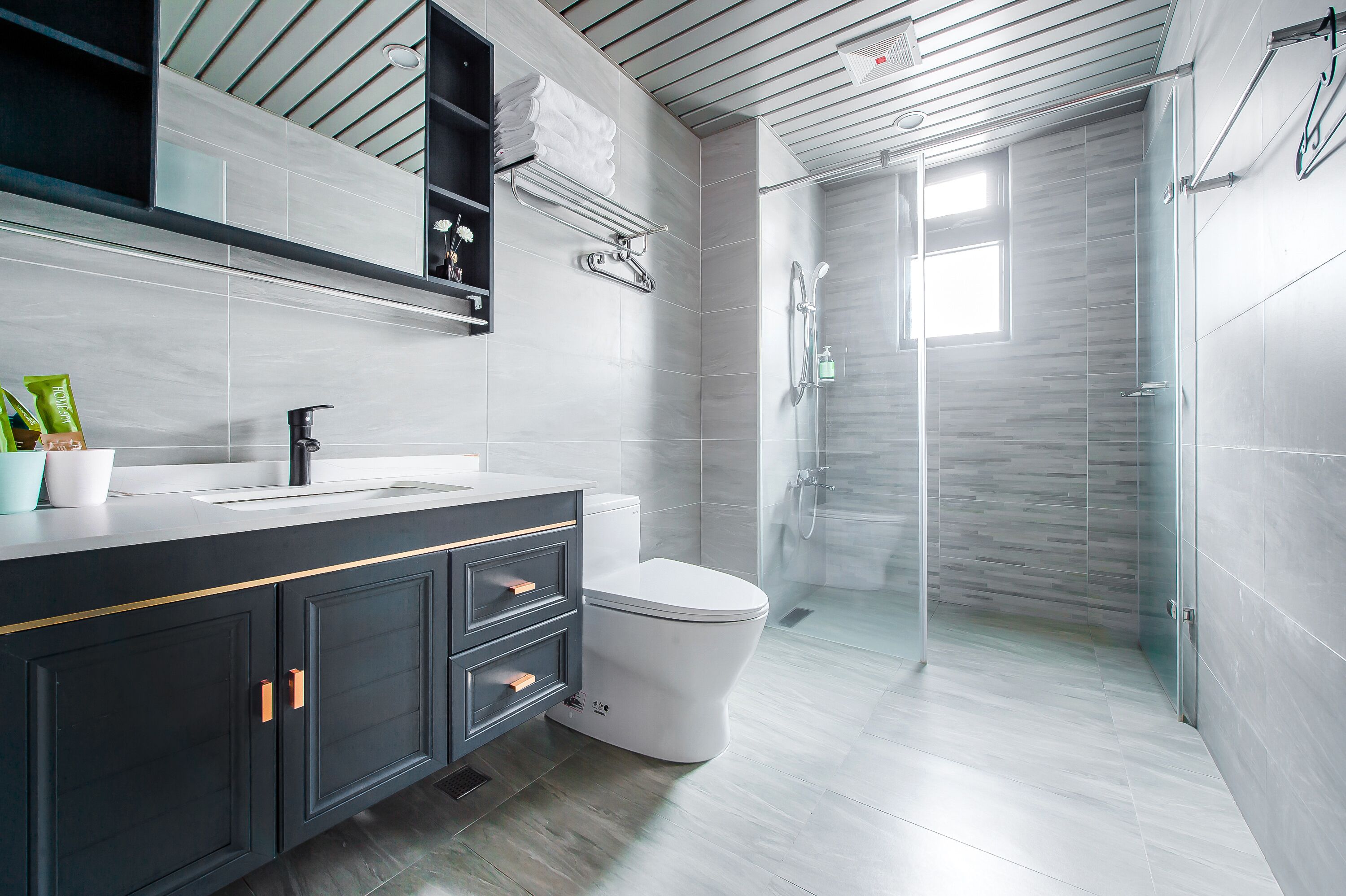 Quarto | Banheiro | Chuveiro com efeito de chuva, produtos de toalete grátis
