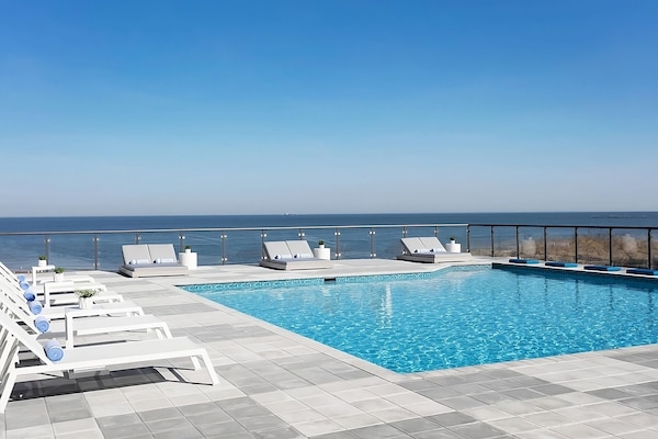 Relax And Unwind! Onsite Pool, Near Cape Henry Lighthouse - Virginia Beach, VA