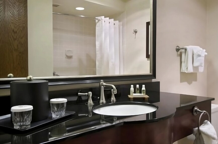 Your Relaxing Getaway Awaits! Outdoor Pool, Free Parking, Pets Allowed! - Elko, NV