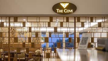 Este bar no lobby do hotel