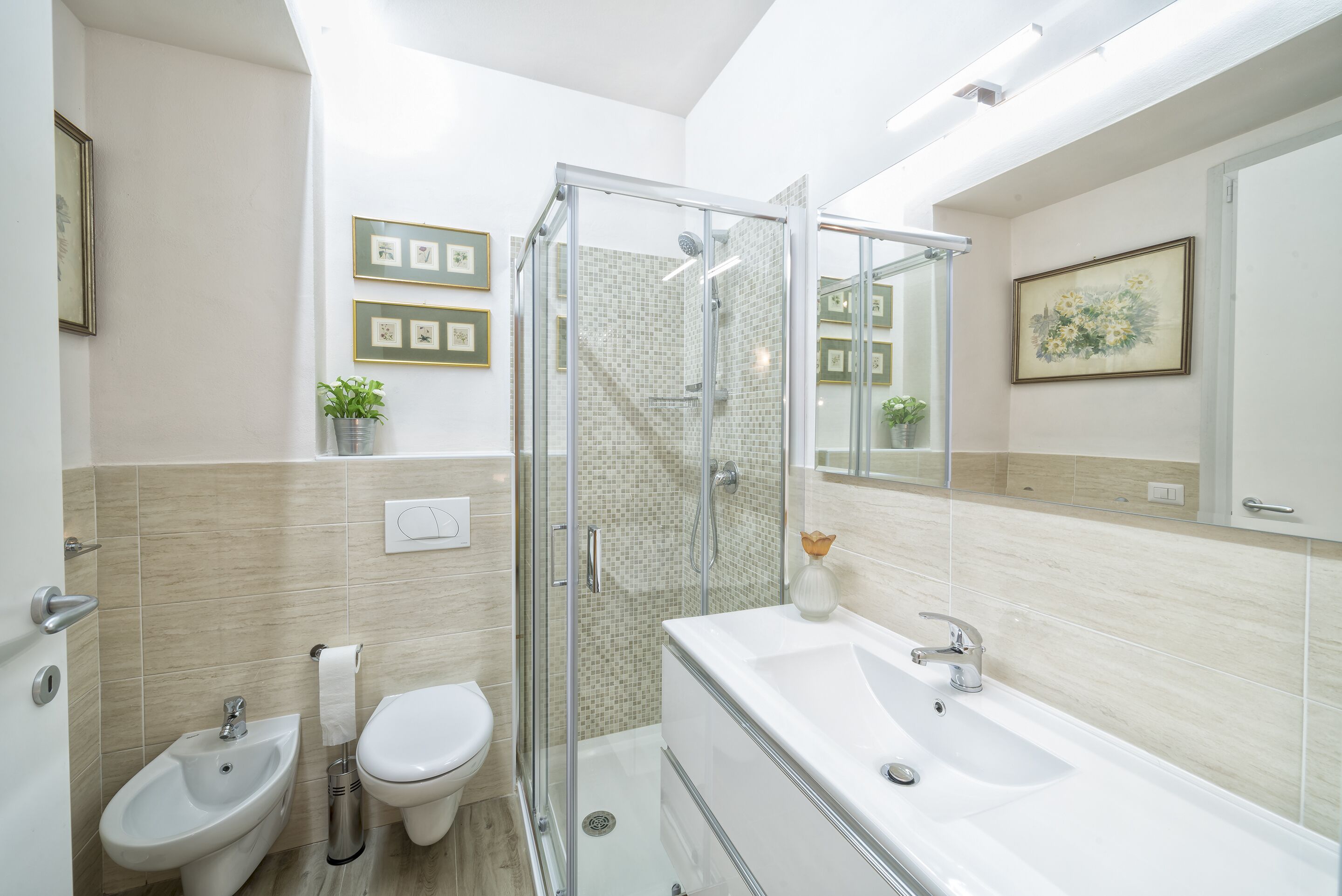 Apartamento | Casa de banho | Um polibã, um chuveiro fixo, um secador de cabelo, um bidé 