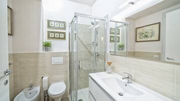 Apartamento | Casa de banho | Um polibã, um chuveiro fixo, um secador de cabelo, um bidé