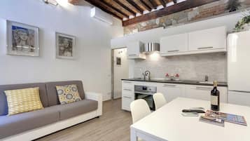Apartamento | Sala de estar | Televisor de ecrã plano de 40 polegadas com canais digitais, televisor