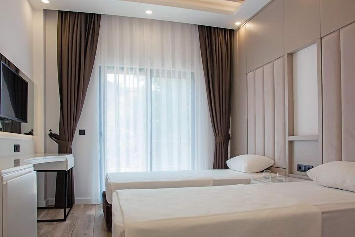 Double or Twin Room | Cofre com capacidade para portátil, cortinas/cortinados opacos