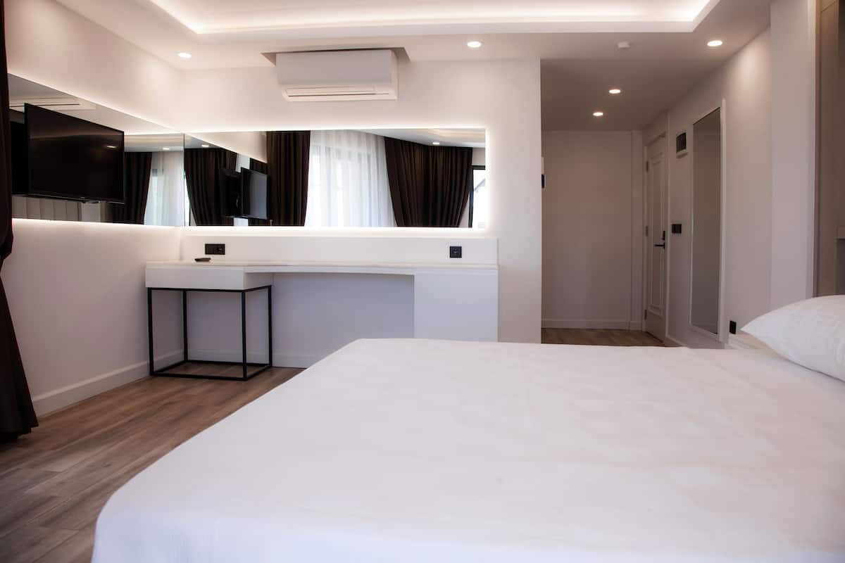 Comfort Triple Room With Balcony | Cofre com capacidade para portátil, cortinas/cortinados opacos