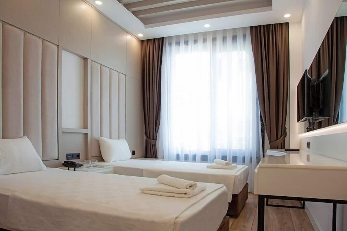 Standard Double or Twin Room With Balcony | Cofre com capacidade para portátil, cortinas/cortinados opacos
