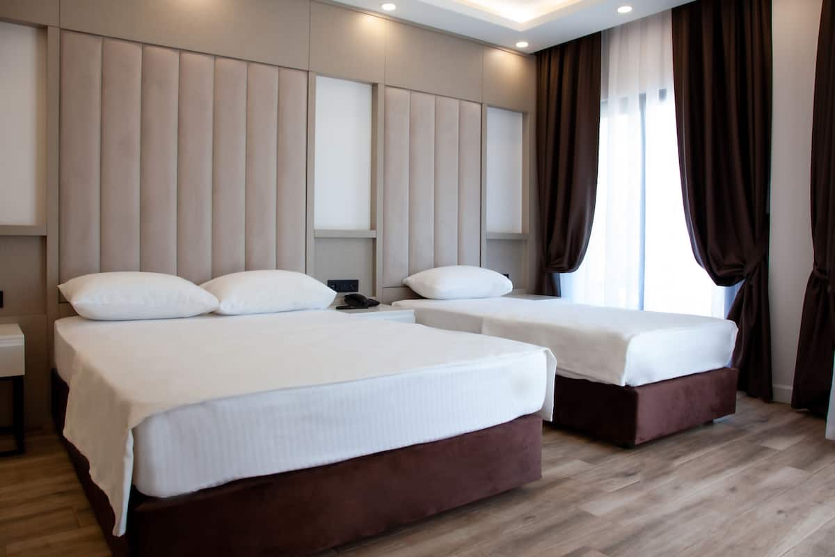 Classic Triple Room | Cofre com capacidade para portátil, cortinas/cortinados opacos