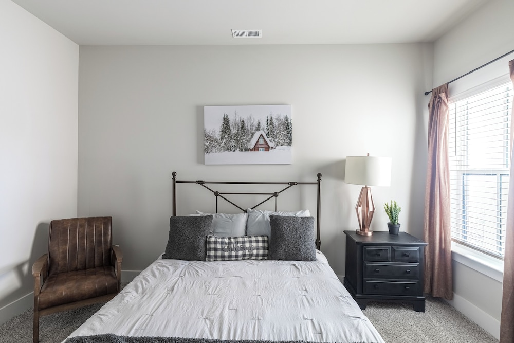 Spacious One Level Ranch Style Luxury Townhouse - Huntsville, AL
