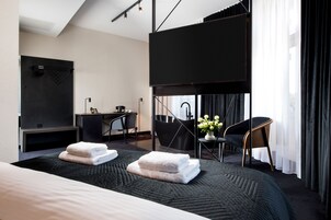 Frigobar, cofres nos quartos, escrivaninha, quartos à prova de som