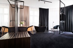 Frigobar, cofres nos quartos, escrivaninha, quartos à prova de som