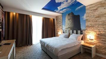 Quarto Duplo | Minibar, cofre com capacidade para portátil, secretária