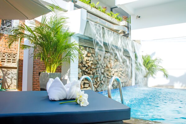 15 piscinas exteriores, guarda-sóis