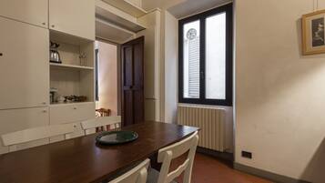 Apartamento design | Cozinha privada | Geladeira, micro-ondas, fogão, cooktop