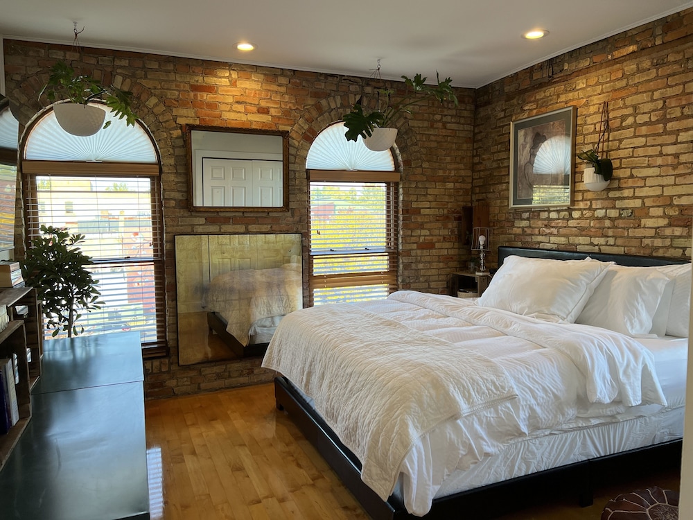 City Treehouse Loft & Balcony - Old Town Lansing - Lansing, MI