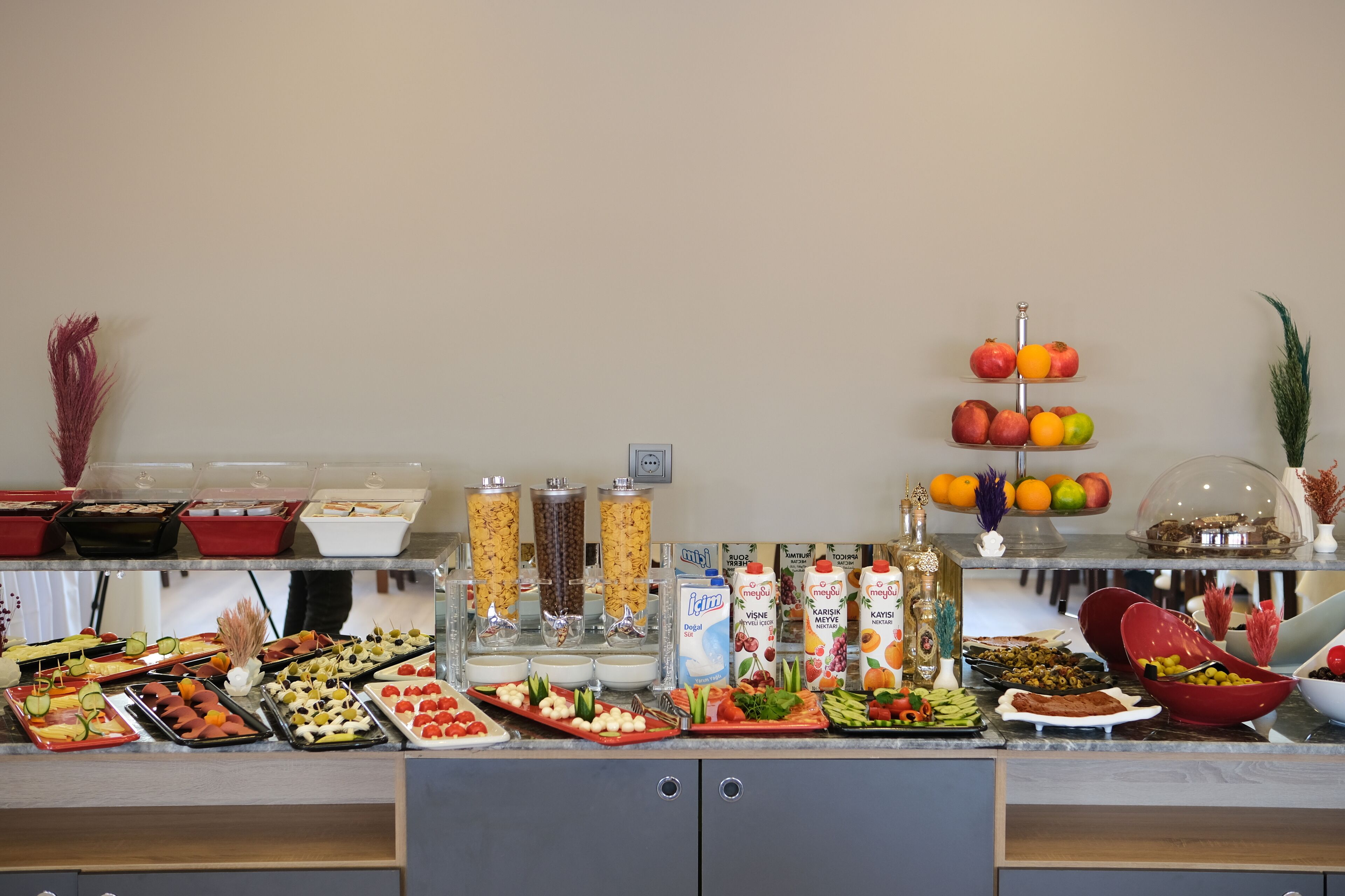 Um buffet com diversos alimentos e bebidas.