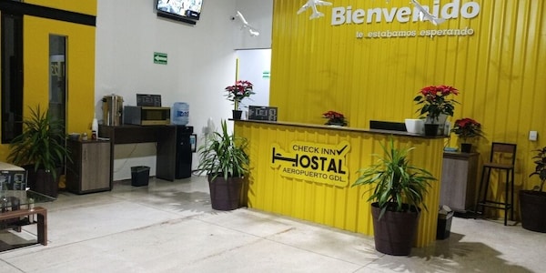 Check Inn Hostal Aeropuerto Gdl - Hostel - San Pedro Tlaquepaque