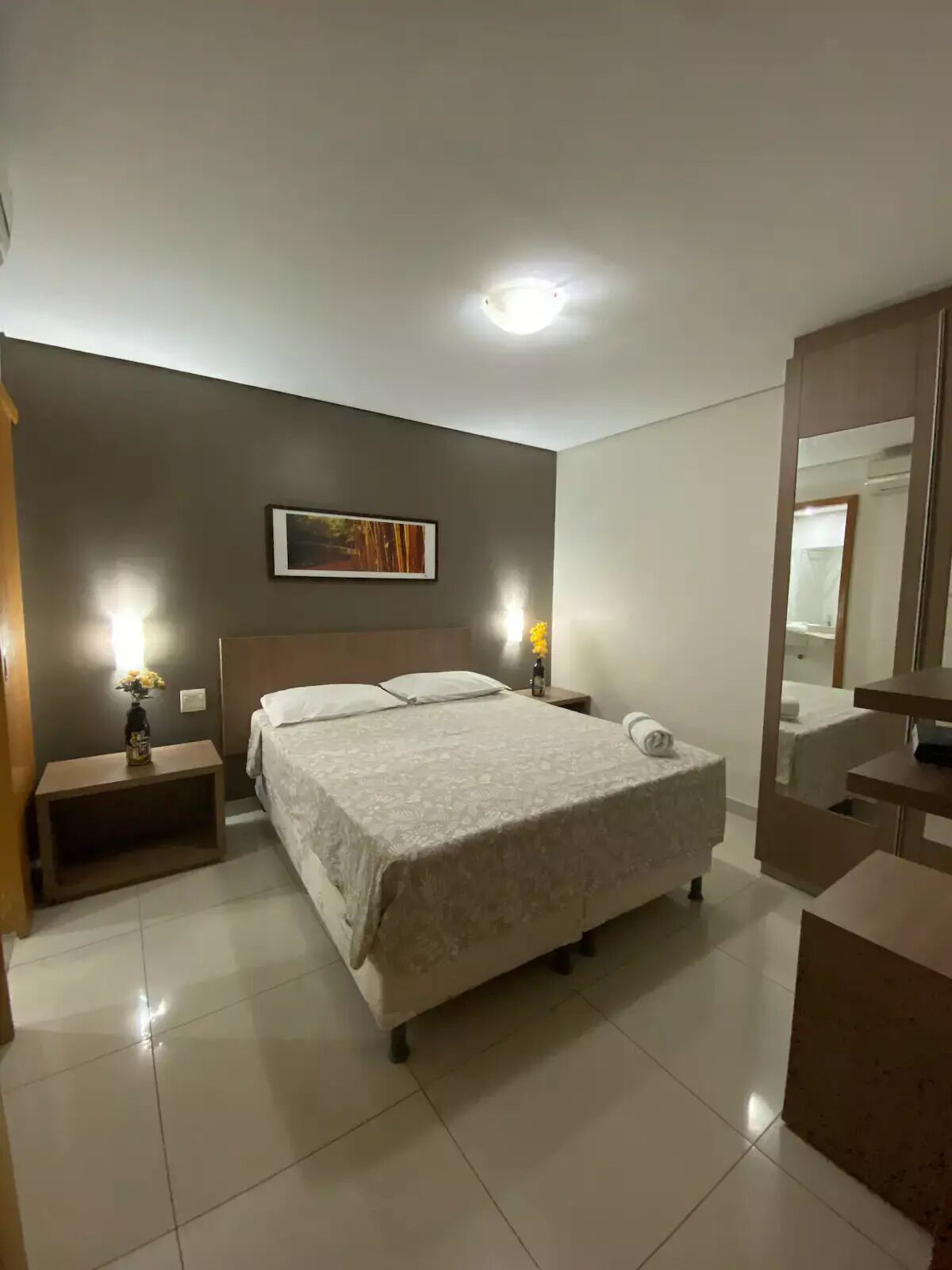 1 quarto, cofres nos quartos, escrivaninha