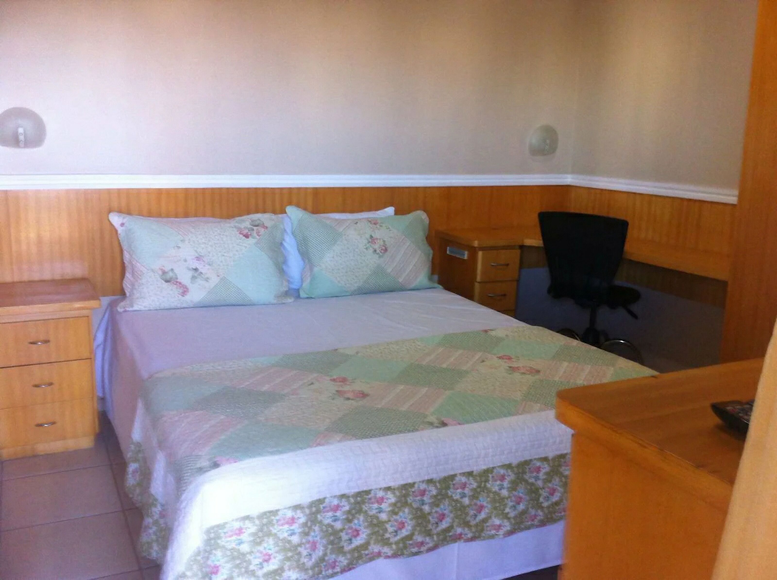 1 quarto, cofres nos quartos, escrivaninha