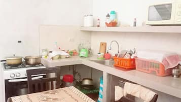 Um micro-ondas (a pedido), uma máquina de lavar louça, liquidificador