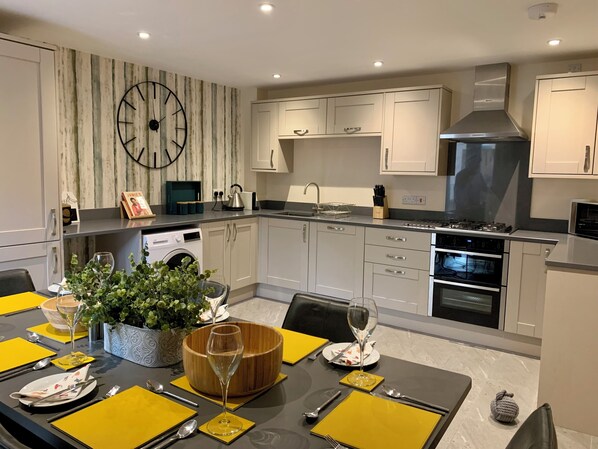 Casa de Campo | Cozinha privada | Um frigorífico, uma máquina de lavar louça, utensílios de cozinha